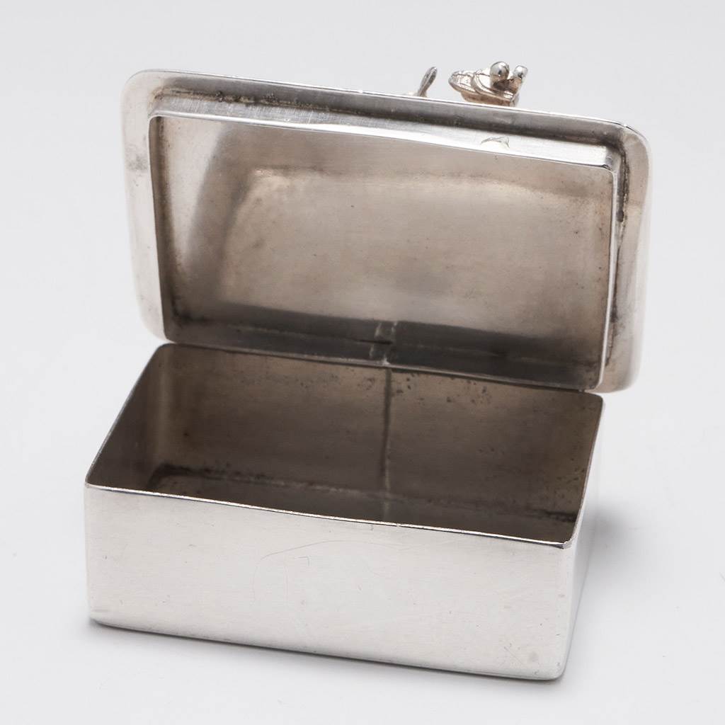 French Silver Snuff Box With Pair of Cast Silver Duelling Pistols 1864-93