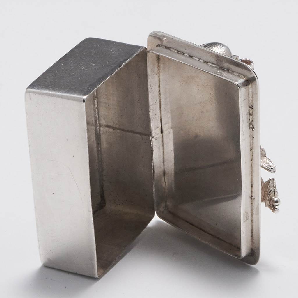 French Silver Snuff Box With Pair of Cast Silver Duelling Pistols 1864-93