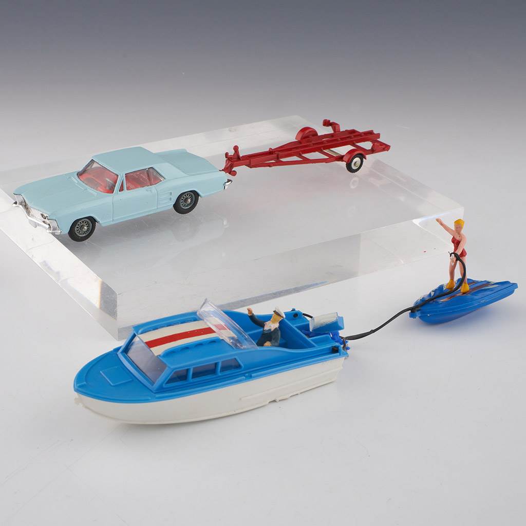 Corgi Toys The Riviera Gift Set 31 Buick Riviera with Dolphin Cabin ...