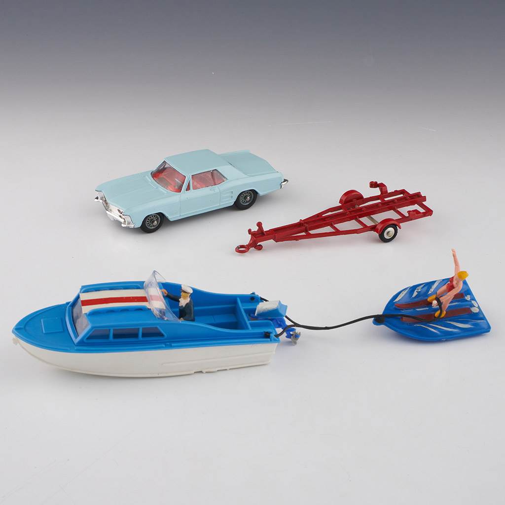 Corgi Toys The Riviera Gift Set 31 Buick Riviera with Dolphin Cabin ...