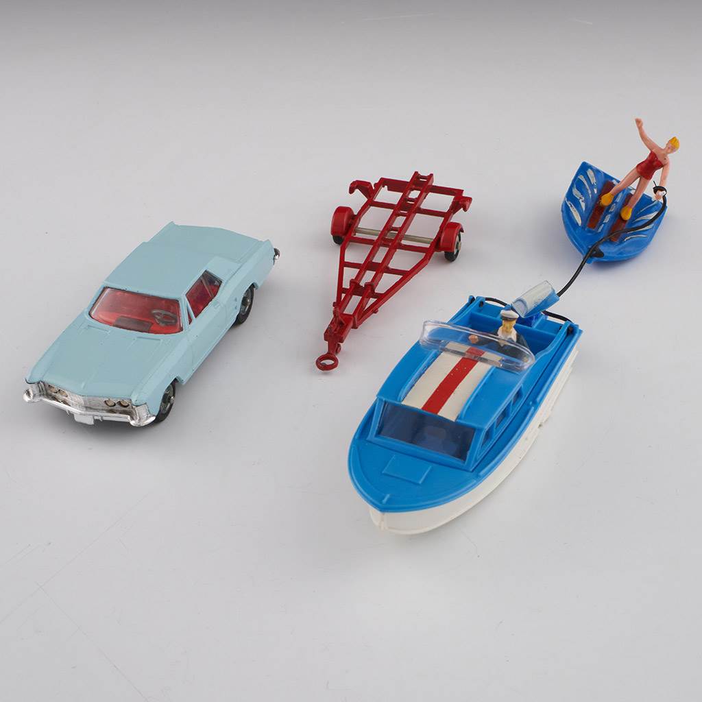 Corgi Toys The Riviera Gift Set 31 Buick Riviera with Dolphin Cabin ...